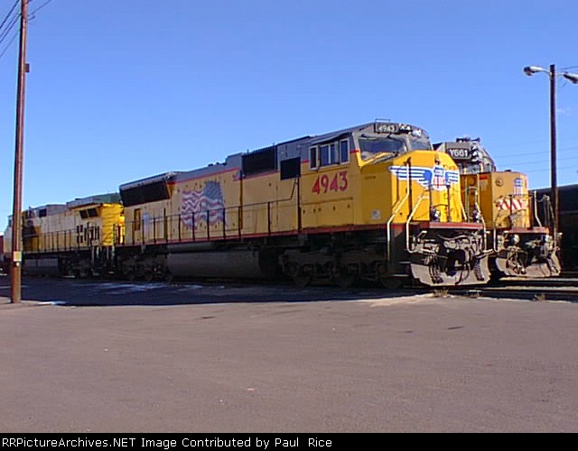 UP 4943 Setting On UP Siding